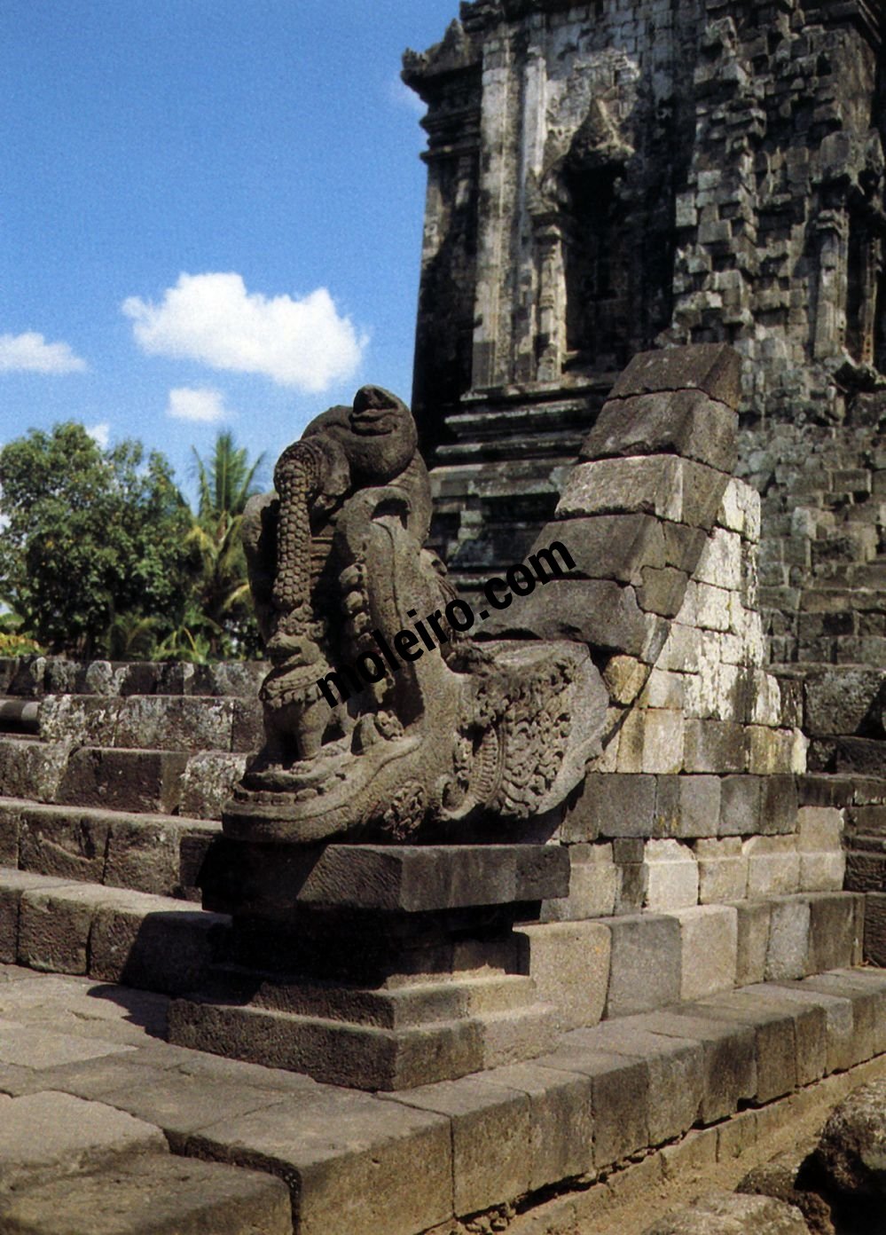 Borobudur. Decoración de makara que adorna una de las entradas del ...